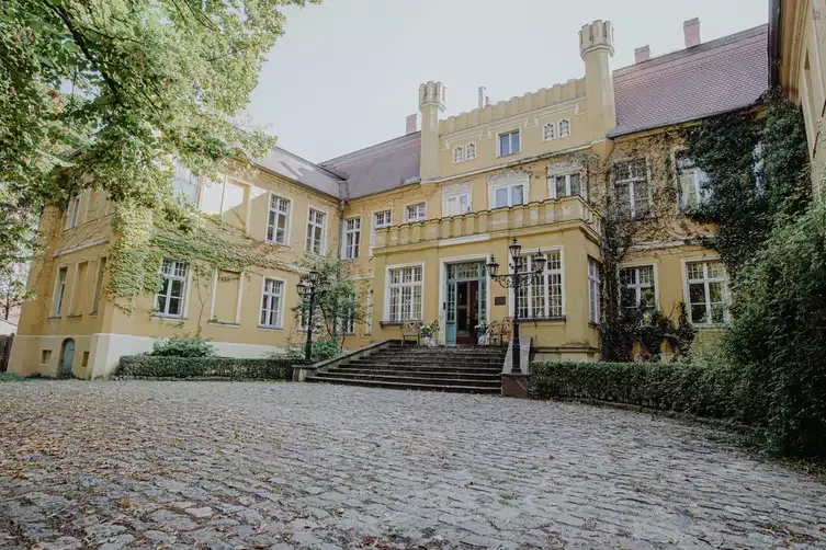 Schlossensemble Wartin Schloss, Speicher, Gästehaus & Kulturscheune ...